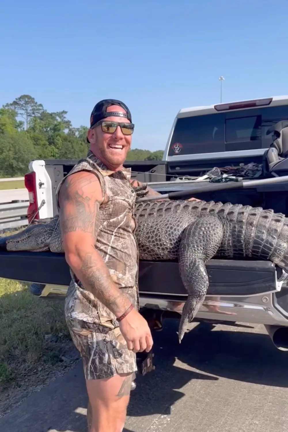 Barefoot Florida Man Wrangles Alligator Off Interstate - usnews