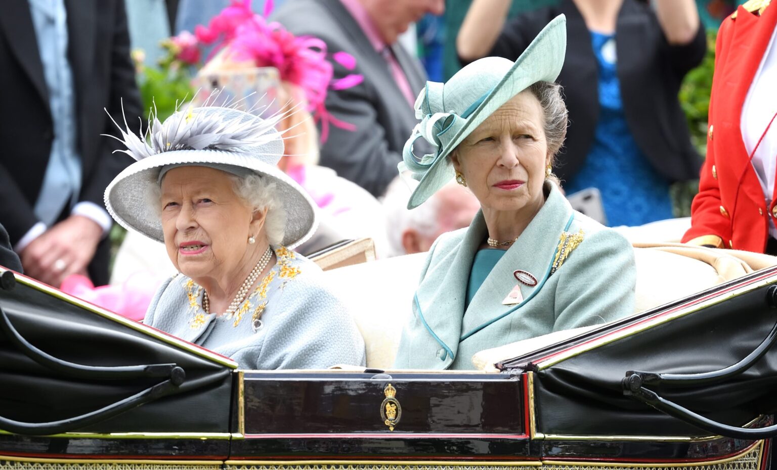 When Silence Fell at Buckingham Palace — And Britain Held Its Breath ...